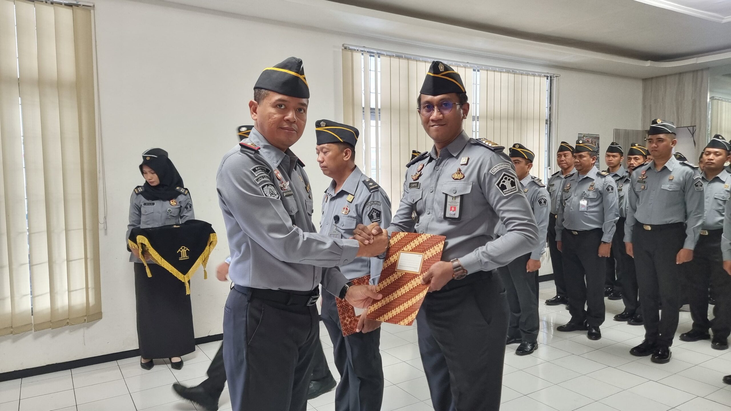 Mahendra Sulaksana, Kalapas Kelas IIB Lumajang, memimpin langsung ...